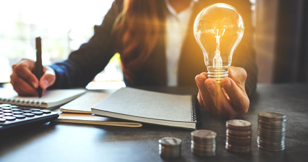 17 Ways Smart Spenders Save Money on Utilities | FinanceBuzz