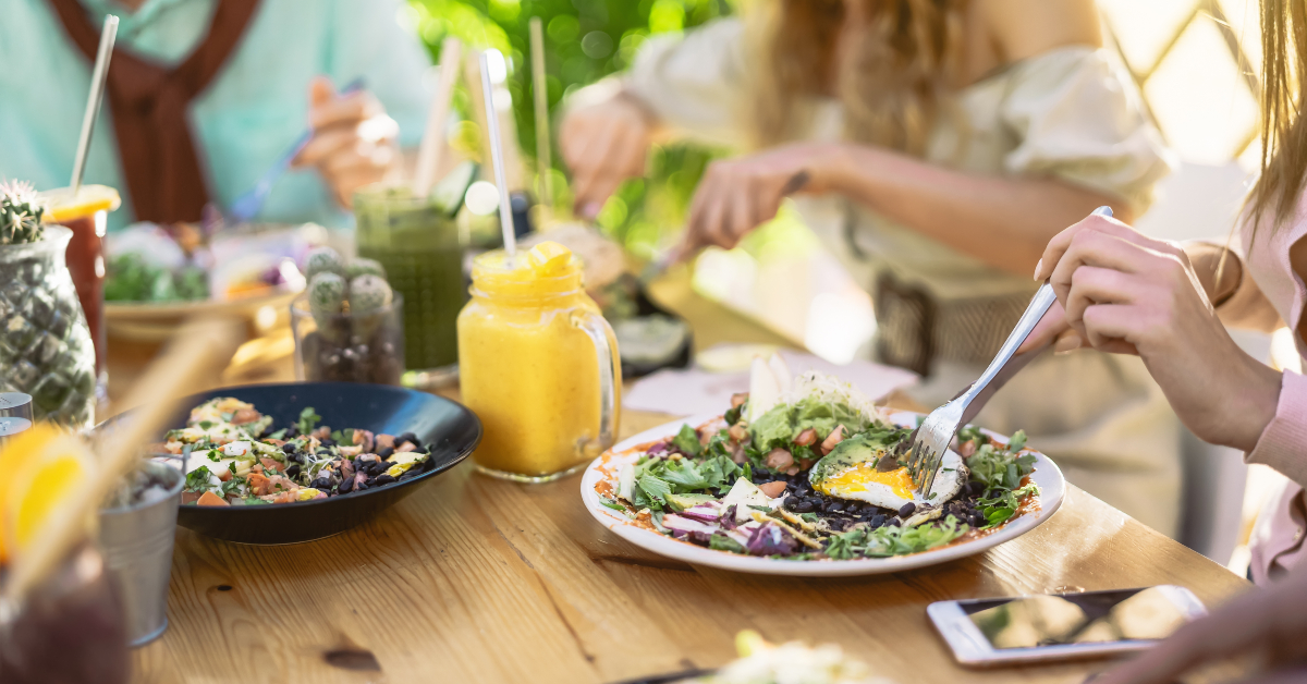 14 Ways To Save Money Eating out (Without Looking Cheap) | FinanceBuzz