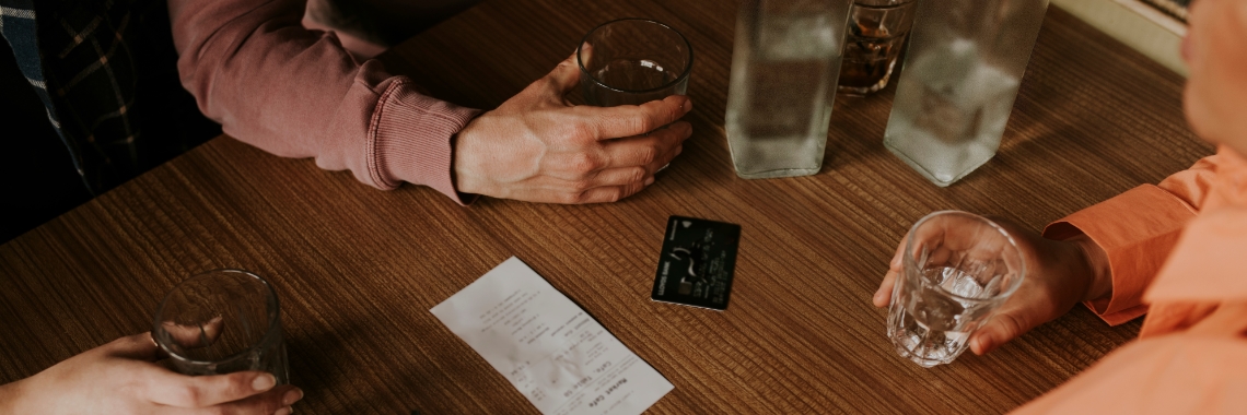 8 Do’s and Don’Ts of Splitting a Check | FinanceBuzz