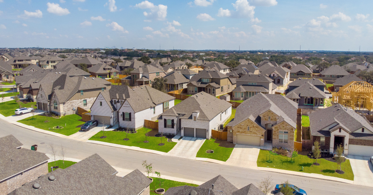 8 Pros and 7 Cons of Retiring in an HOA Community | FinanceBuzz