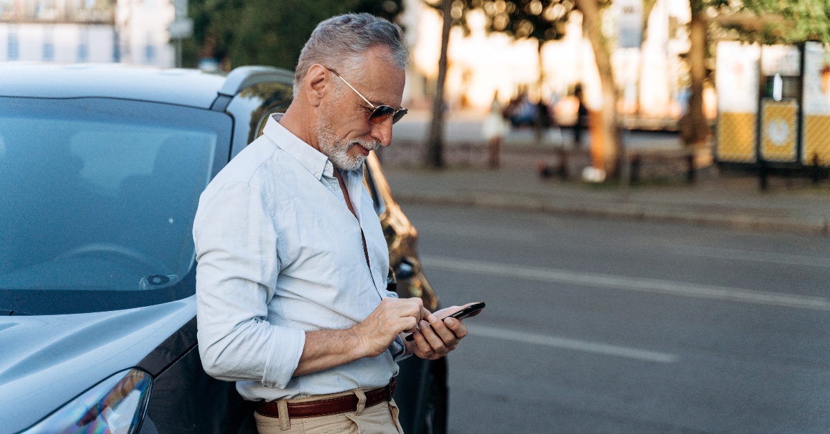 9 Signs Someone Isn't As "Rich" As They'd Like You to Believe | FinanceBuzz