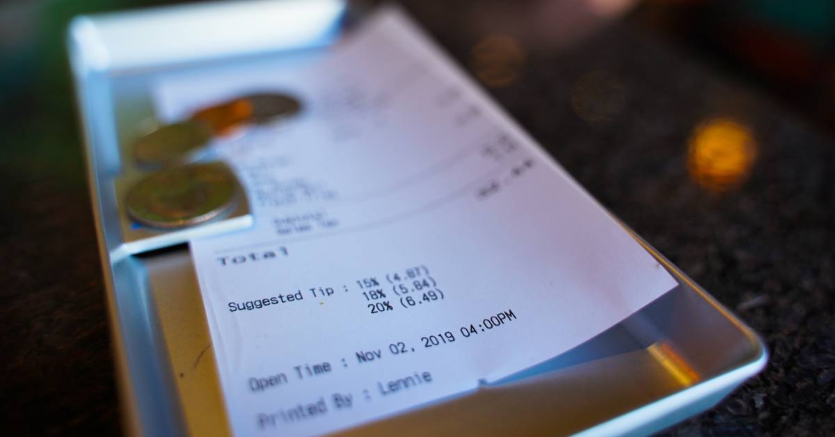 11 Common Tipping Habits Waitstaff Say Are the Rudest | FinanceBuzz